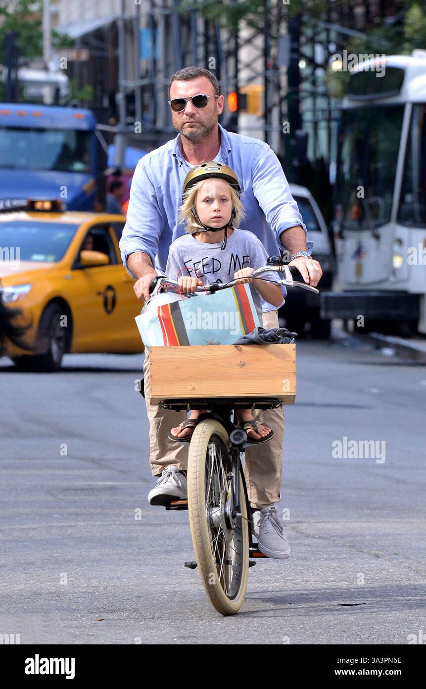 Liev Schreiber takes his wife Naomi Watts and son Sasha on a bike ride ...