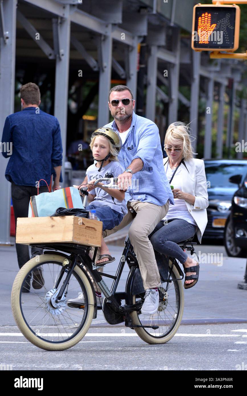 Liev Schreiber takes his wife Naomi Watts and son Sasha on a bike ride ...