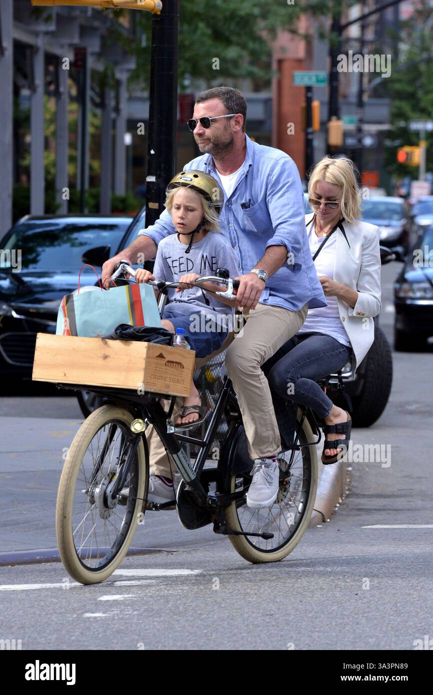 Liev Schreiber takes his wife Naomi Watts and son Sasha on a bike ride ...