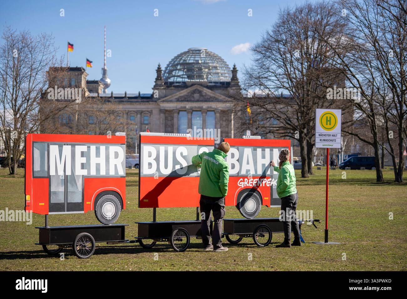 Greenpeace Aktion zum Deutschlandticket vor dem Reichstasgebaeude ...