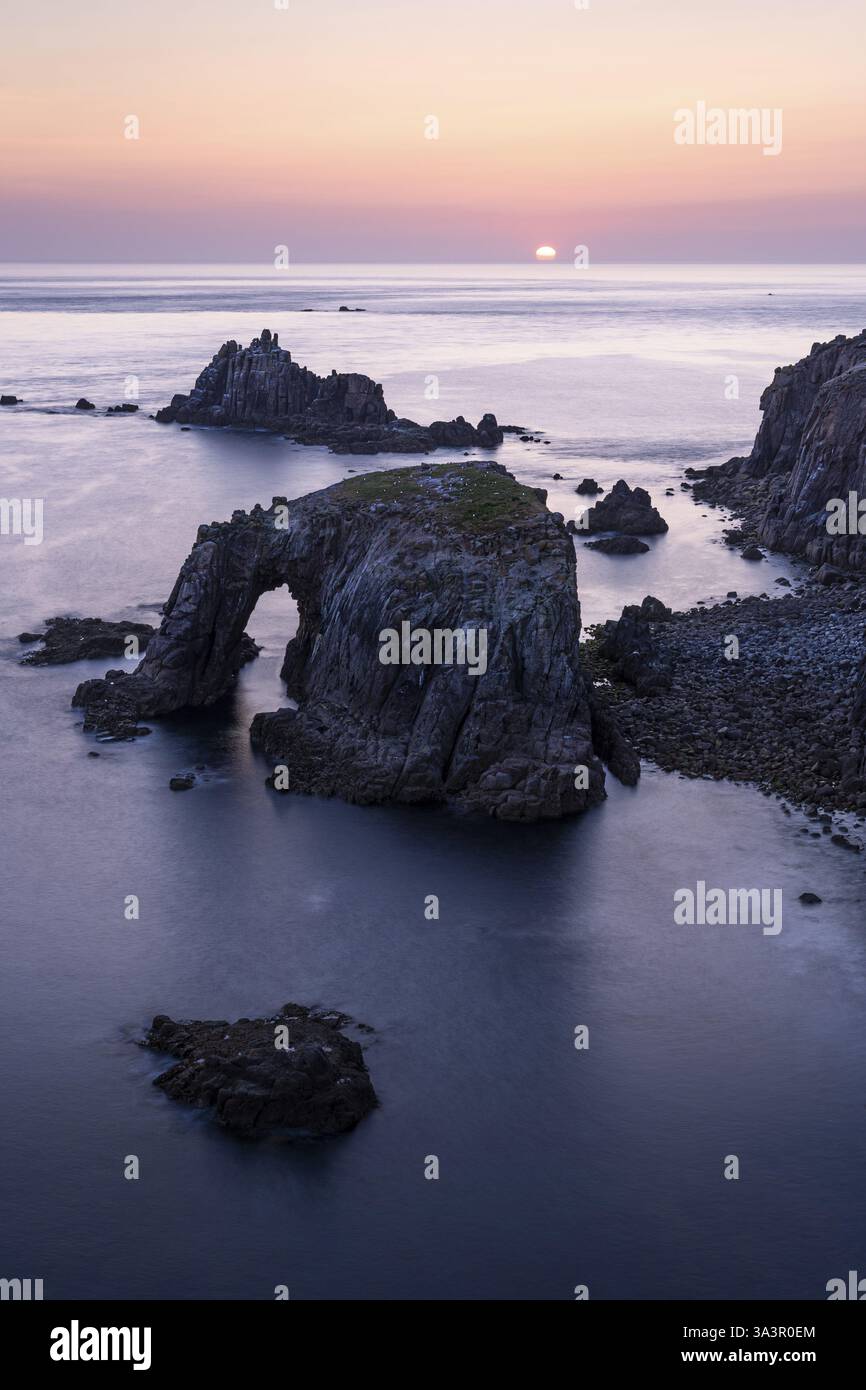 Coastal landscape at Land's End. The Enys Dodnan Arch with rock gate ...