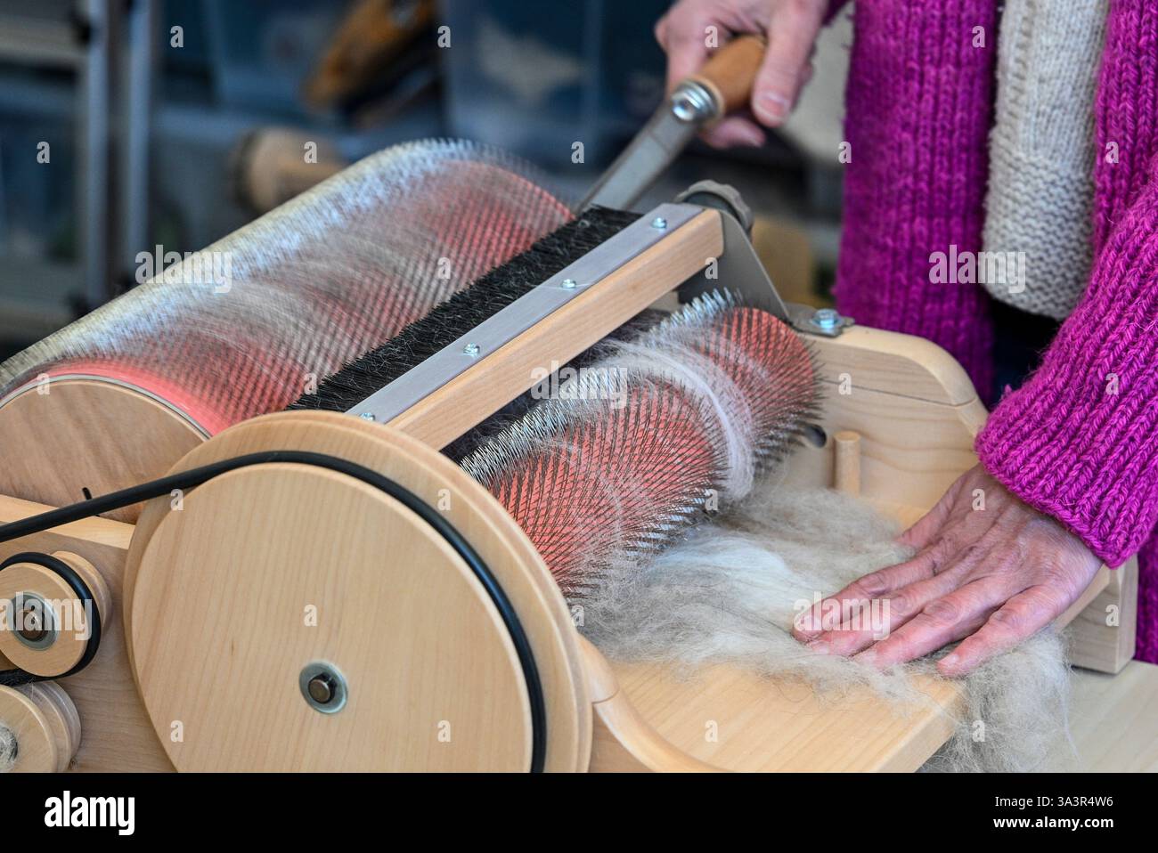 Oranienburg, Germany. 10th Mar, 2025. Weaver Svenja Suhr also uses wool ...