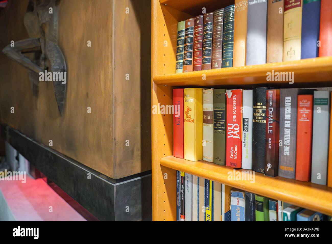 Bookshelf visible hi-res stock photography and images - Alamy