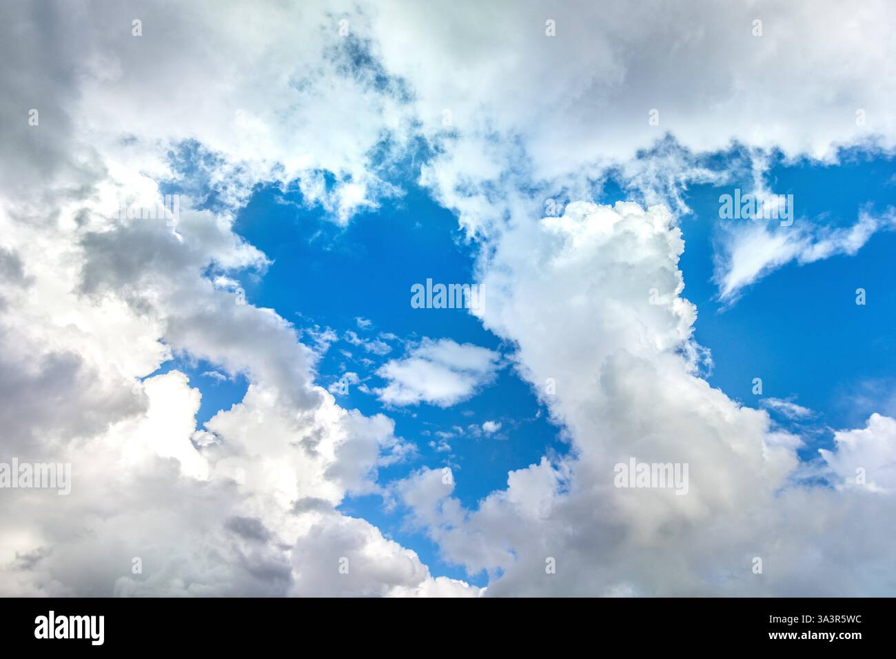 Cumulus and stratocumulus hi-res stock photography and images - Alamy