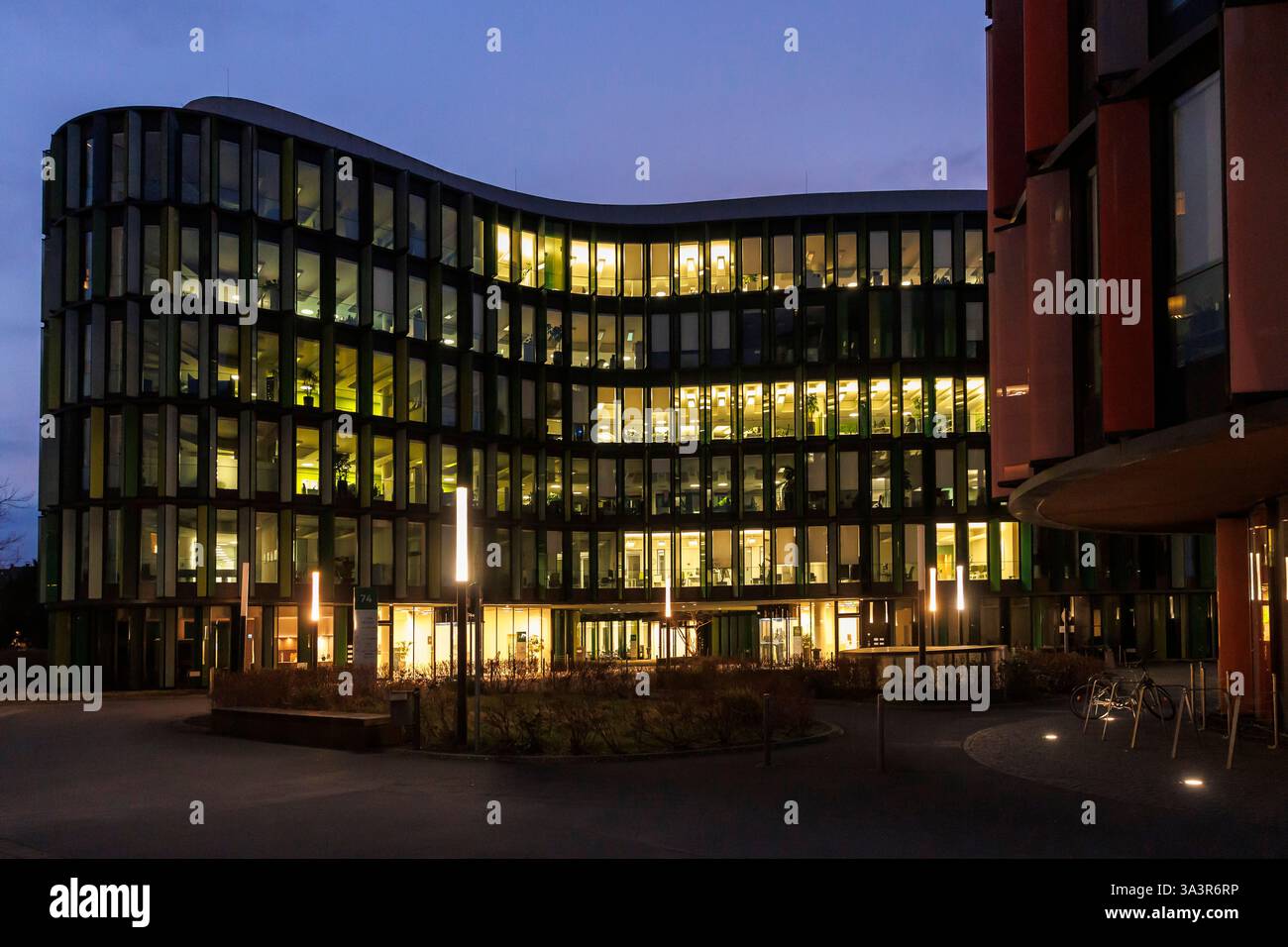 the office building Cologne Oval Offices by the architects Louisa ...