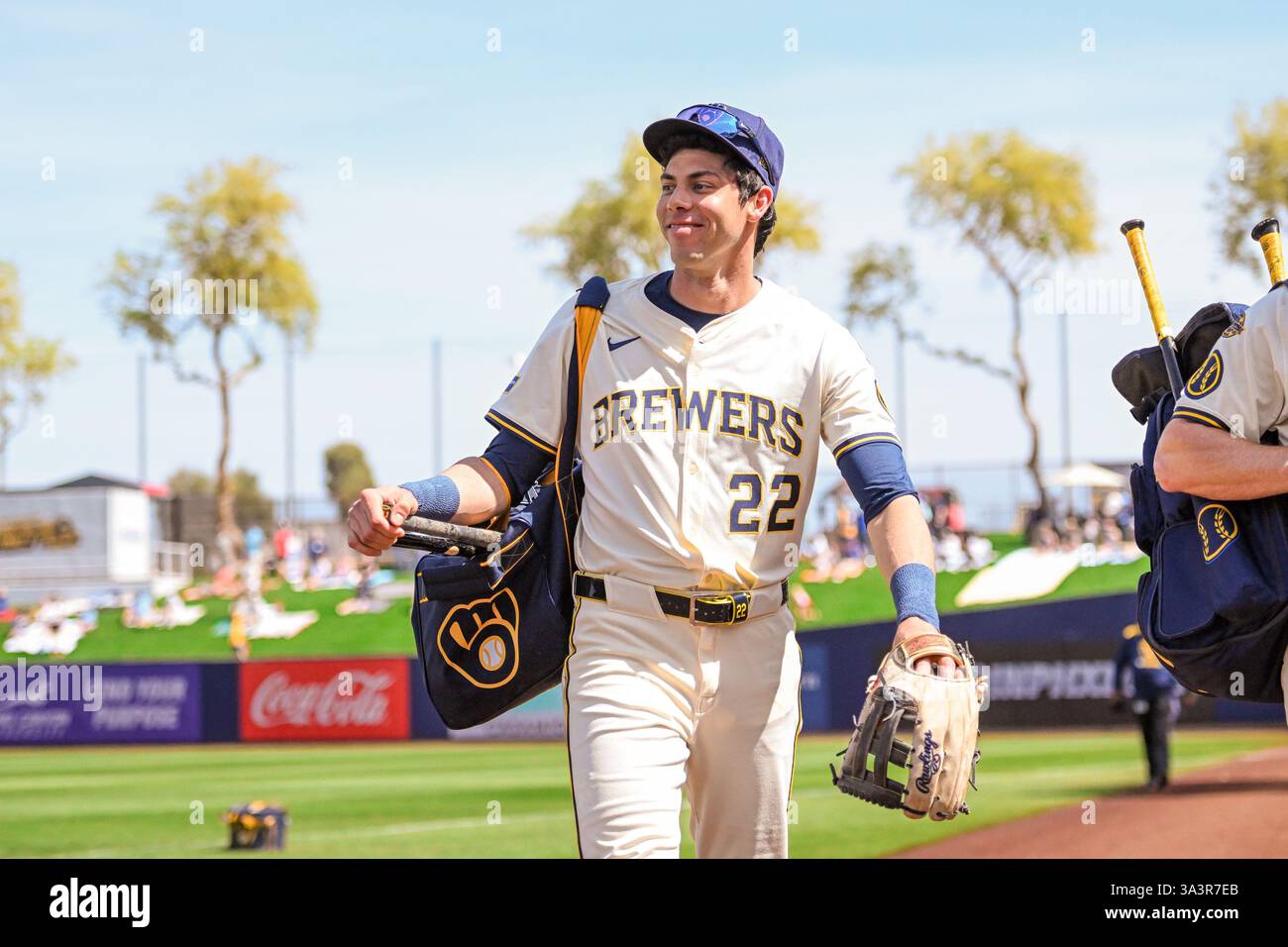 Milwaukee Brewers outfielder Christian Yelich (22) arrives to the field ...