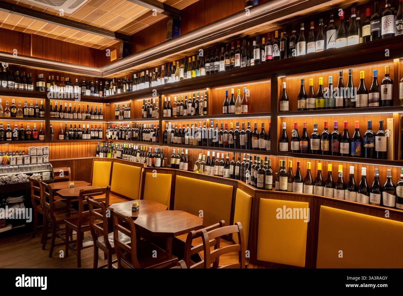 Italy wine bar rome hi-res stock photography and images - Alamy