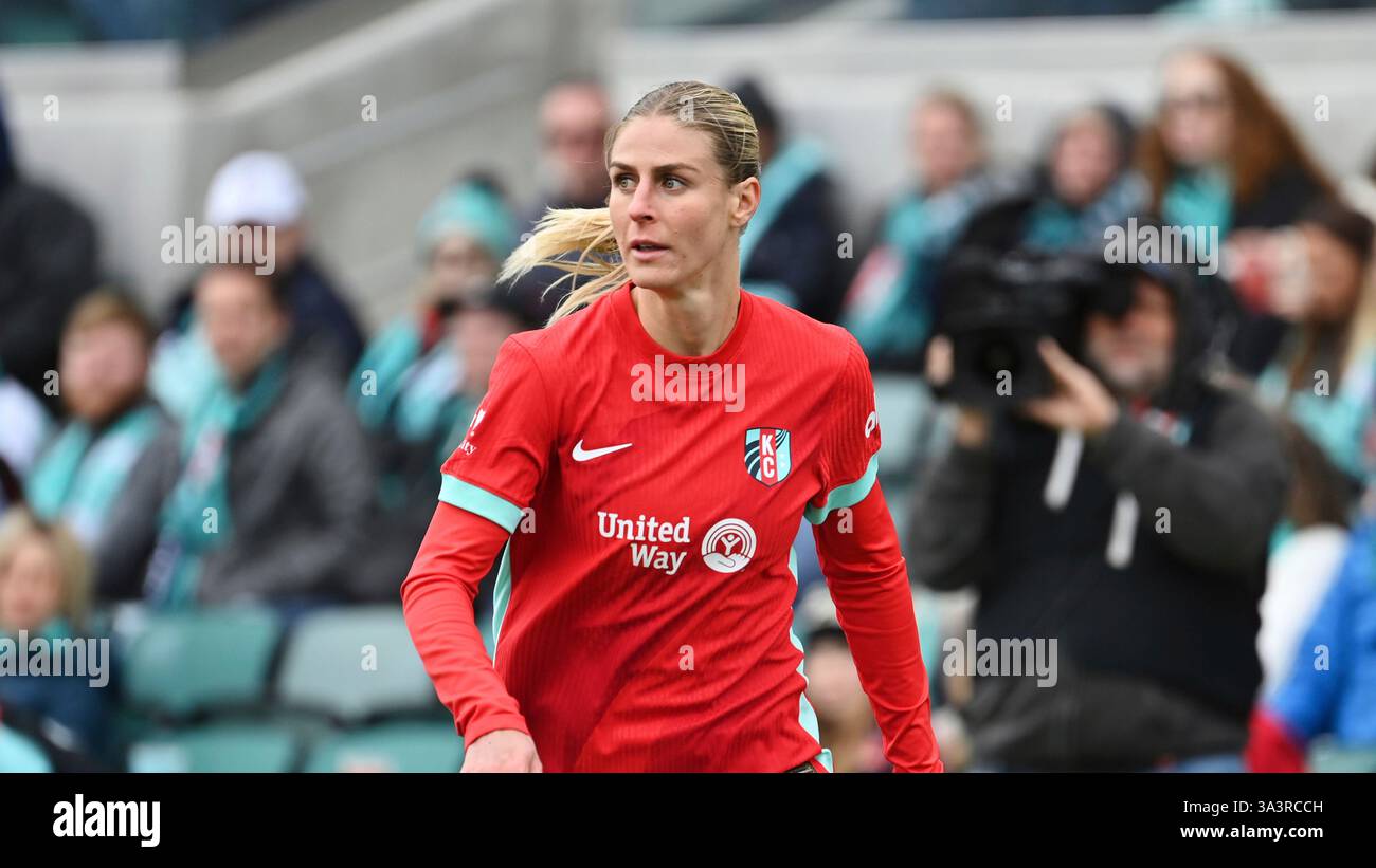 Kansas City Current forward Haley Hopkins (13) looks up field during an ...