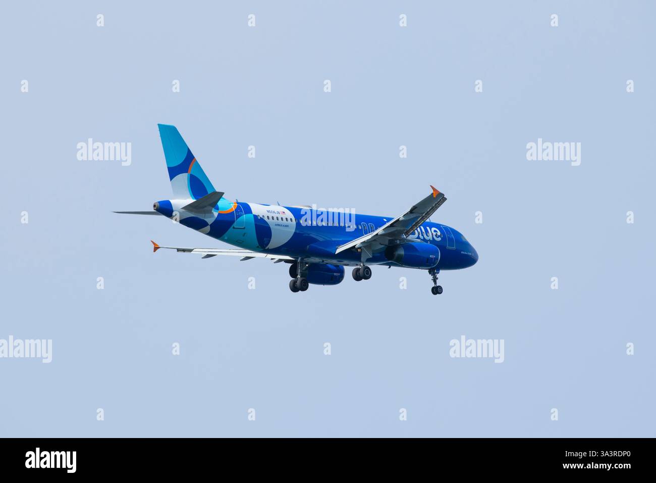 JetBlue Airbus 320-232 N506JB Wild Blue Yonder landing on Boston Logan ...