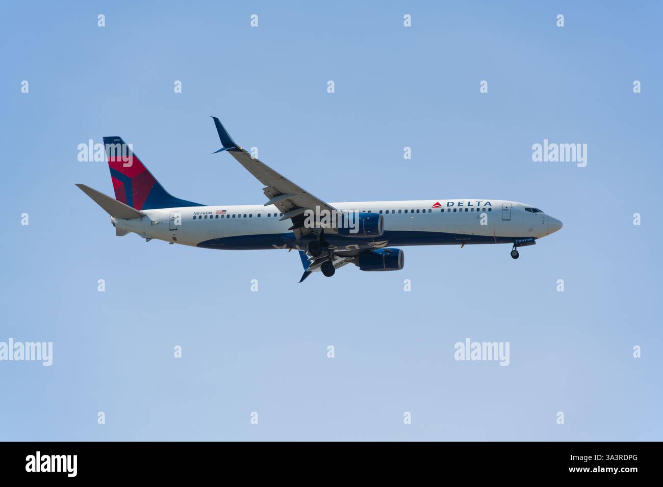 Delta Air Lines Boeing 737-932ER N876DN landing on Boston Logan ...