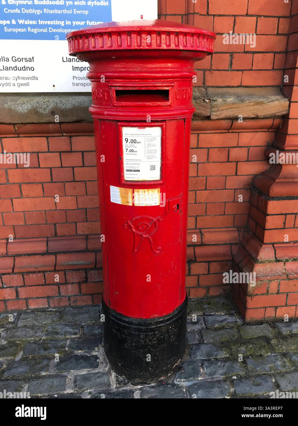 Queen victoria type b letterbox hi-res stock photography and images - Alamy