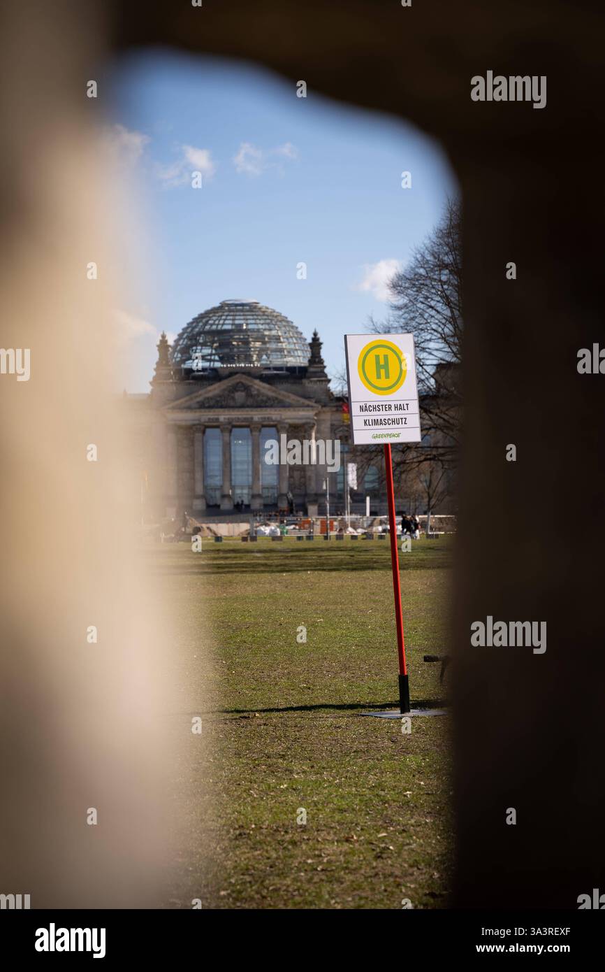 Greenpeace Aktion zum Deutschlandticket vor dem Reichstasgebaeude ...