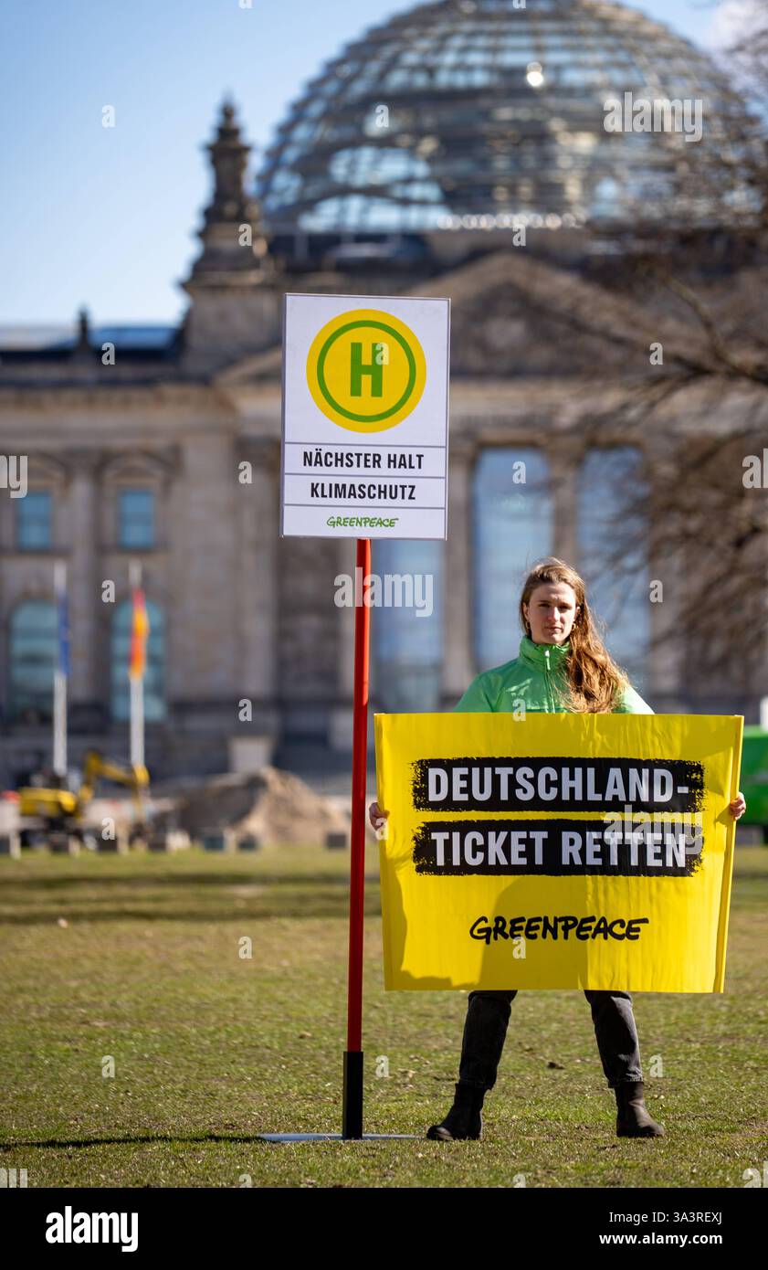 Greenpeace Aktion zum Deutschlandticket vor dem Reichstasgebaeude ...