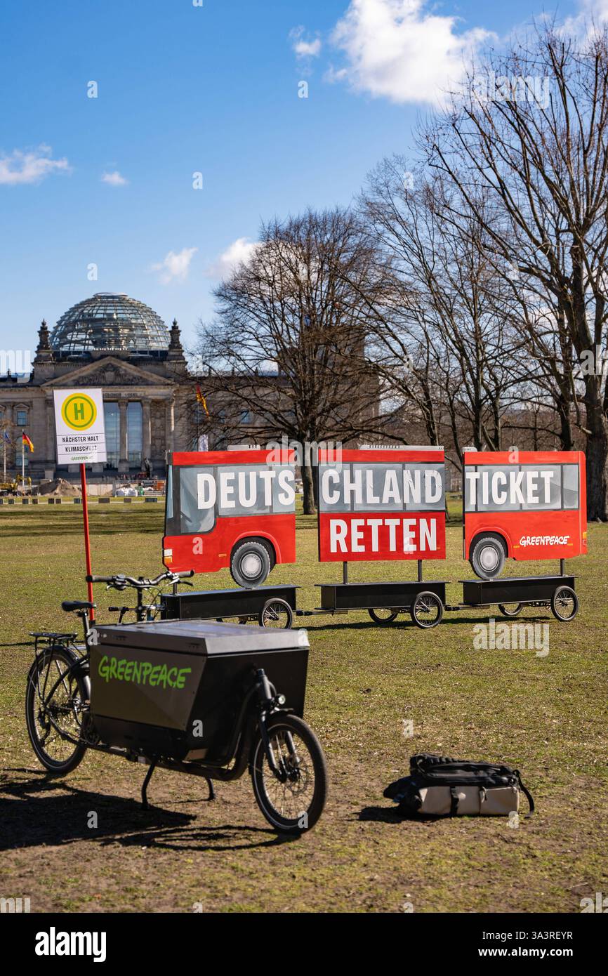 Greenpeace Aktion zum Deutschlandticket vor dem Reichstasgebaeude ...