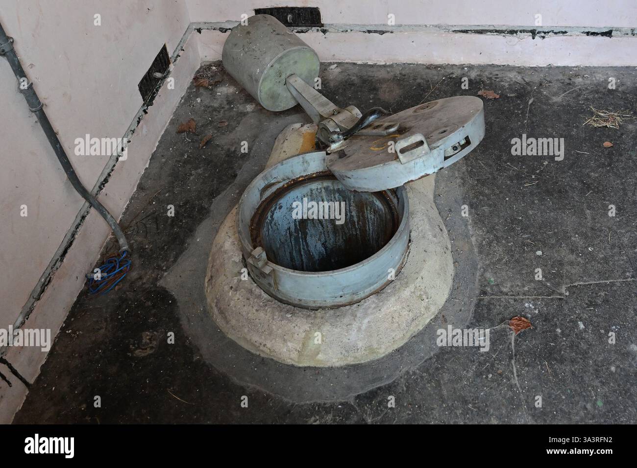 Storage pot with counter balanced lid and liner. The Gorse Industrial ...