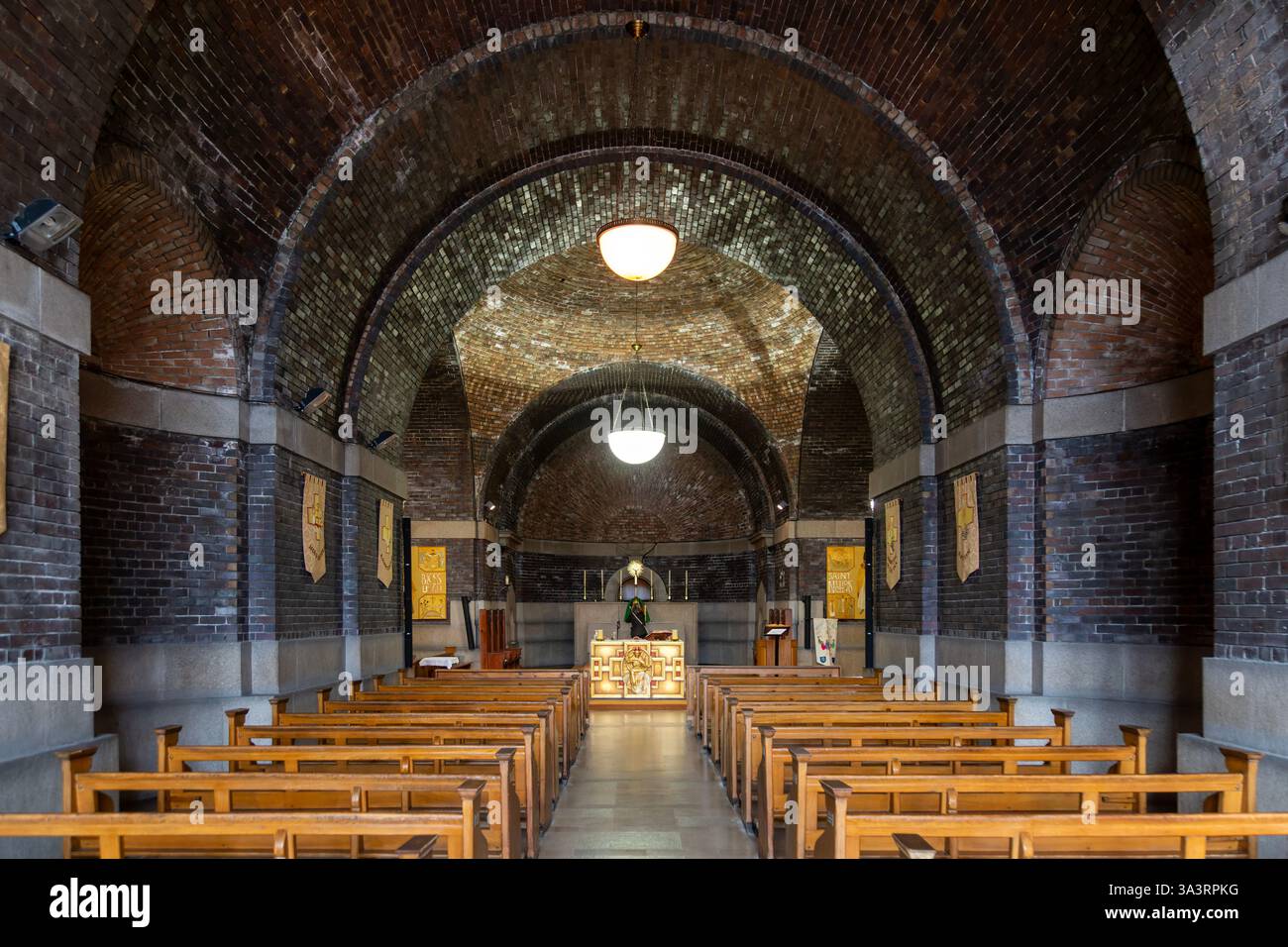 Altar and chapel, Lutyens Crypt, Liverpool Metropolitan Cathedral ...
