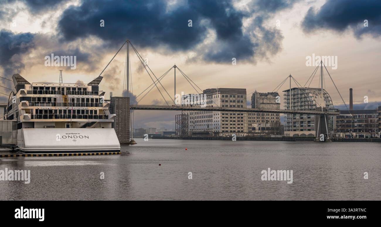 Sunborn Yacht Hotel and Royal Victoria Dock footbridge, Thames River ...