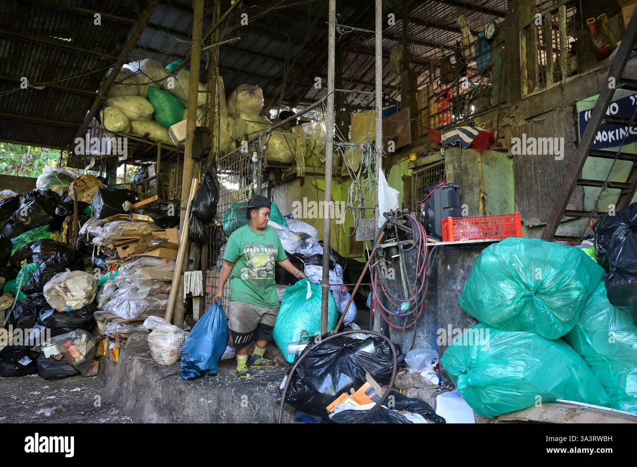 PHILIPPINES, Manila, Quezon City, Payatas, Junk shop of garbage ...