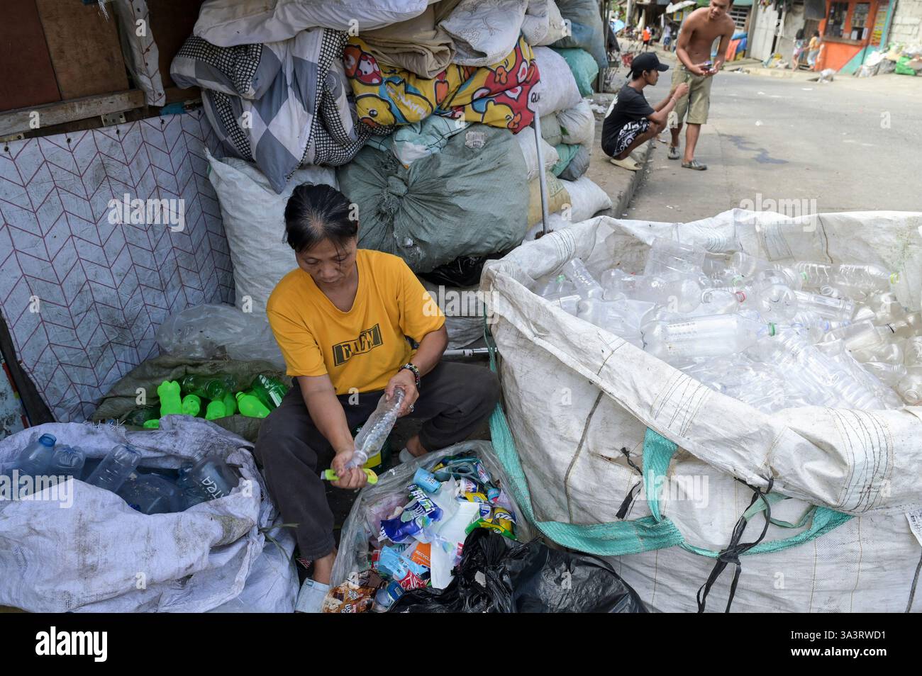 PHILIPPINES, Manila, Quezon City, Payatas, Junk shop of garbage ...
