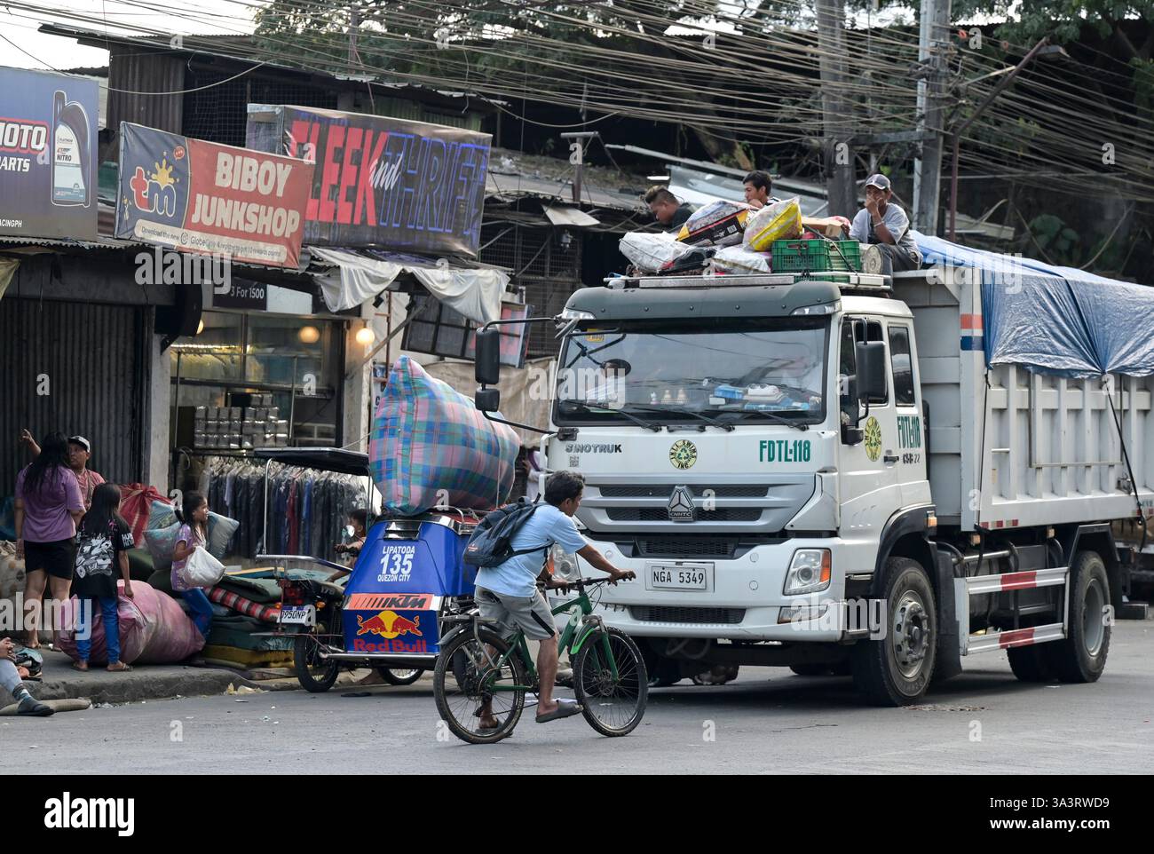 Philippines poor poverty filth hi-res stock photography and images - Alamy
