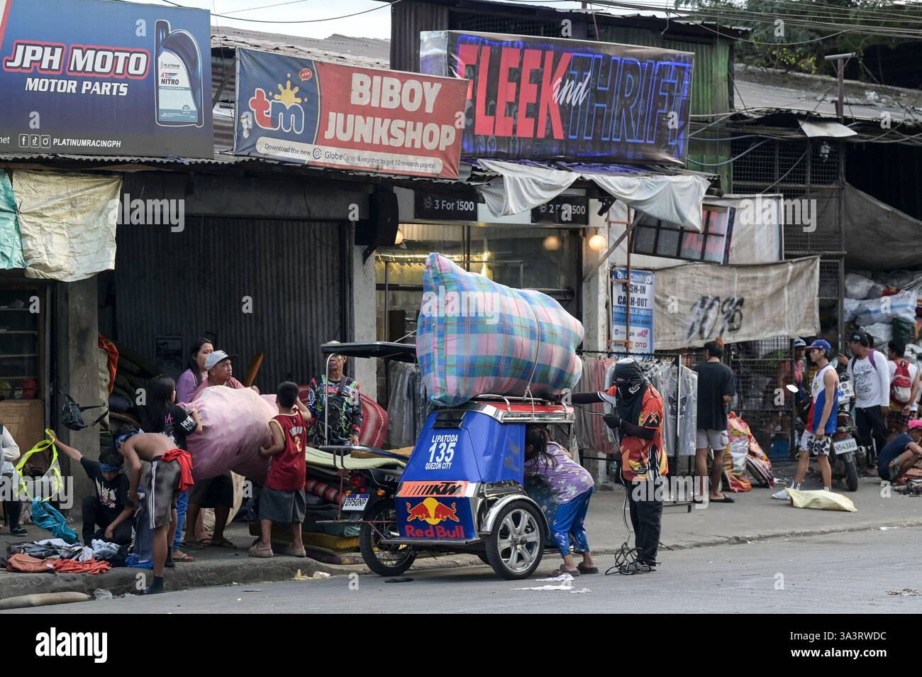 PHILIPPINES, Manila, Quezon City, Payatas, Junk shop of garbage ...