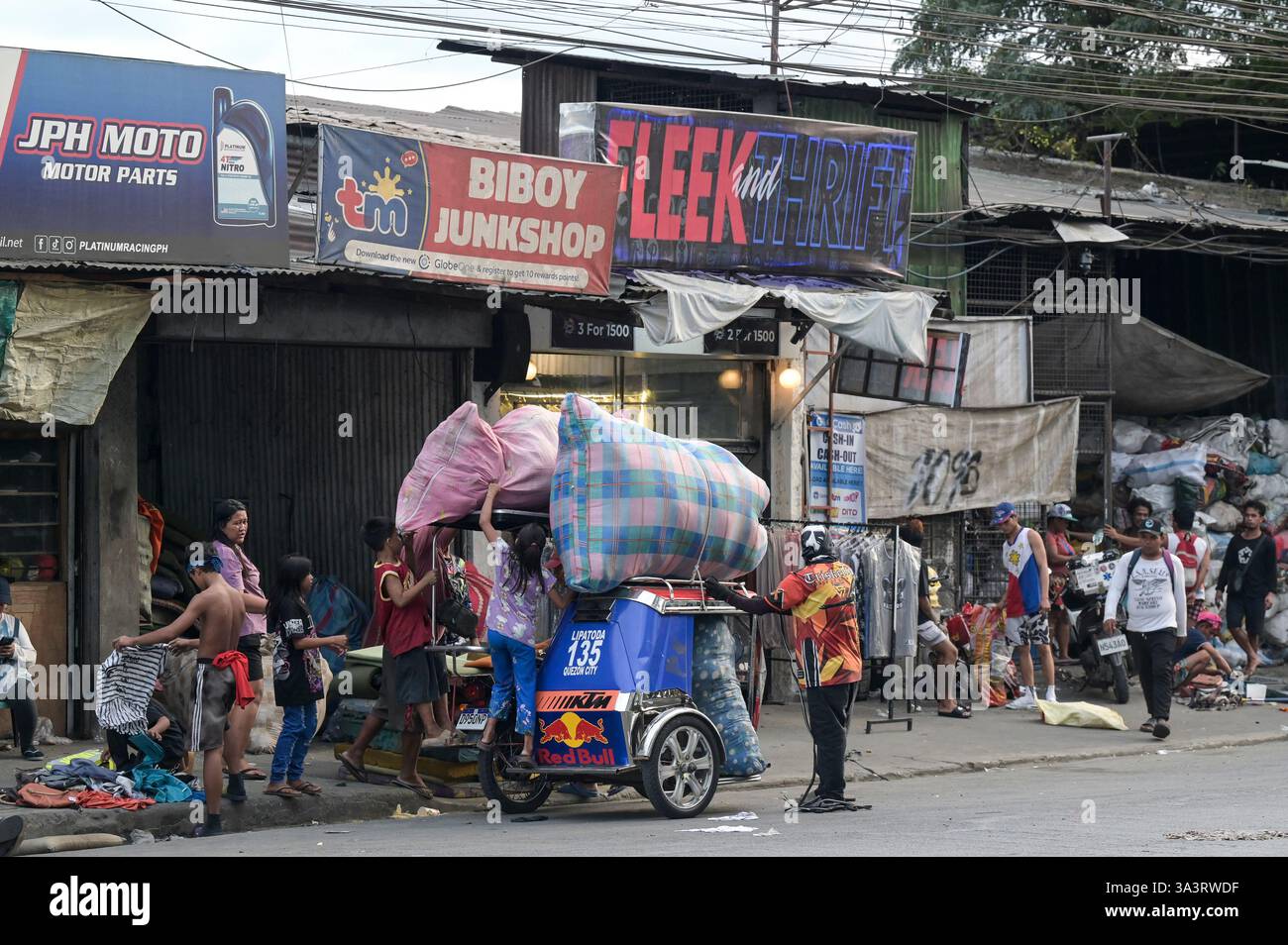 PHILIPPINES, Manila, Quezon City, Payatas, Junk shop of garbage ...