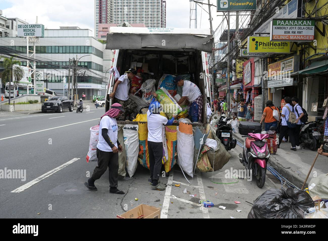 PHILIPPINES, Manila, Quezon City, waste truck collects garbage from ...