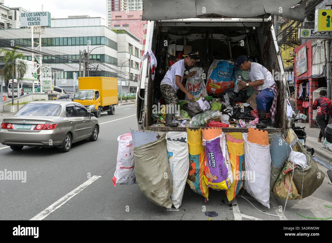 PHILIPPINES, Manila, Quezon City, waste truck collects garbage from ...