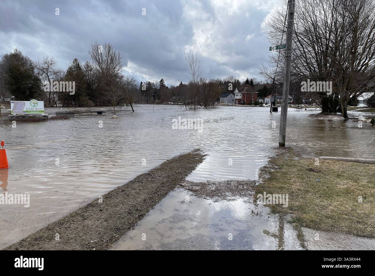 Flood waters are seen on Water St., along the Grand River in Grand ...
