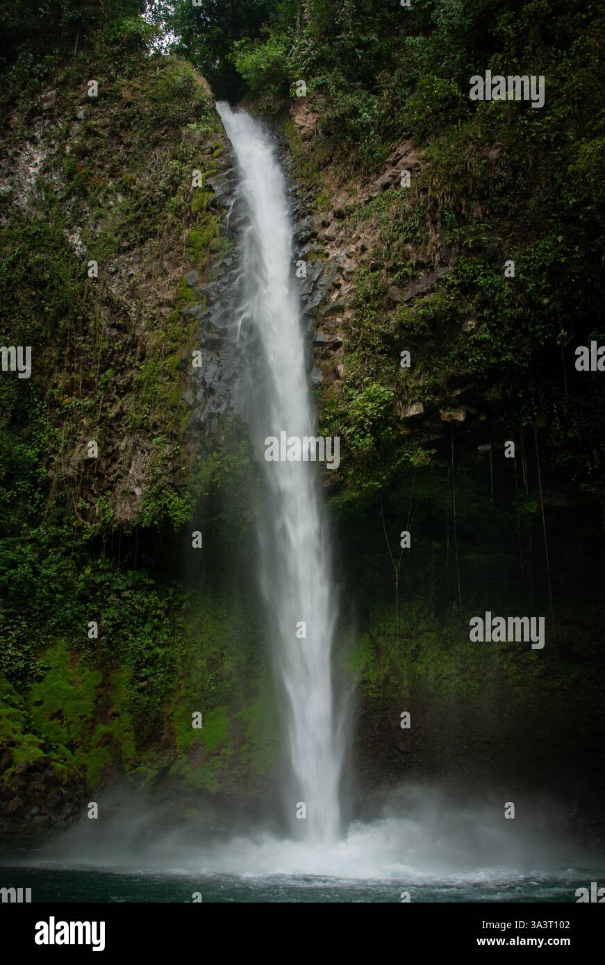 Waterfall splashing in emerald hi-res stock photography and images - Alamy