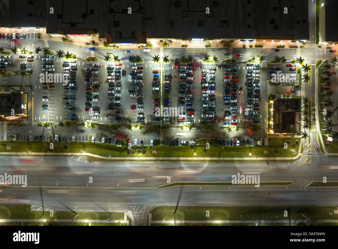 Wide highway shopping malls small hi-res stock photography and images ...