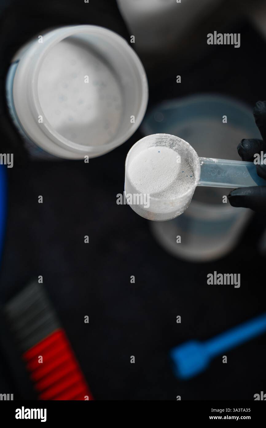 Pouring dry cleaning powder into water. Measuring the ratio of oxygen ...