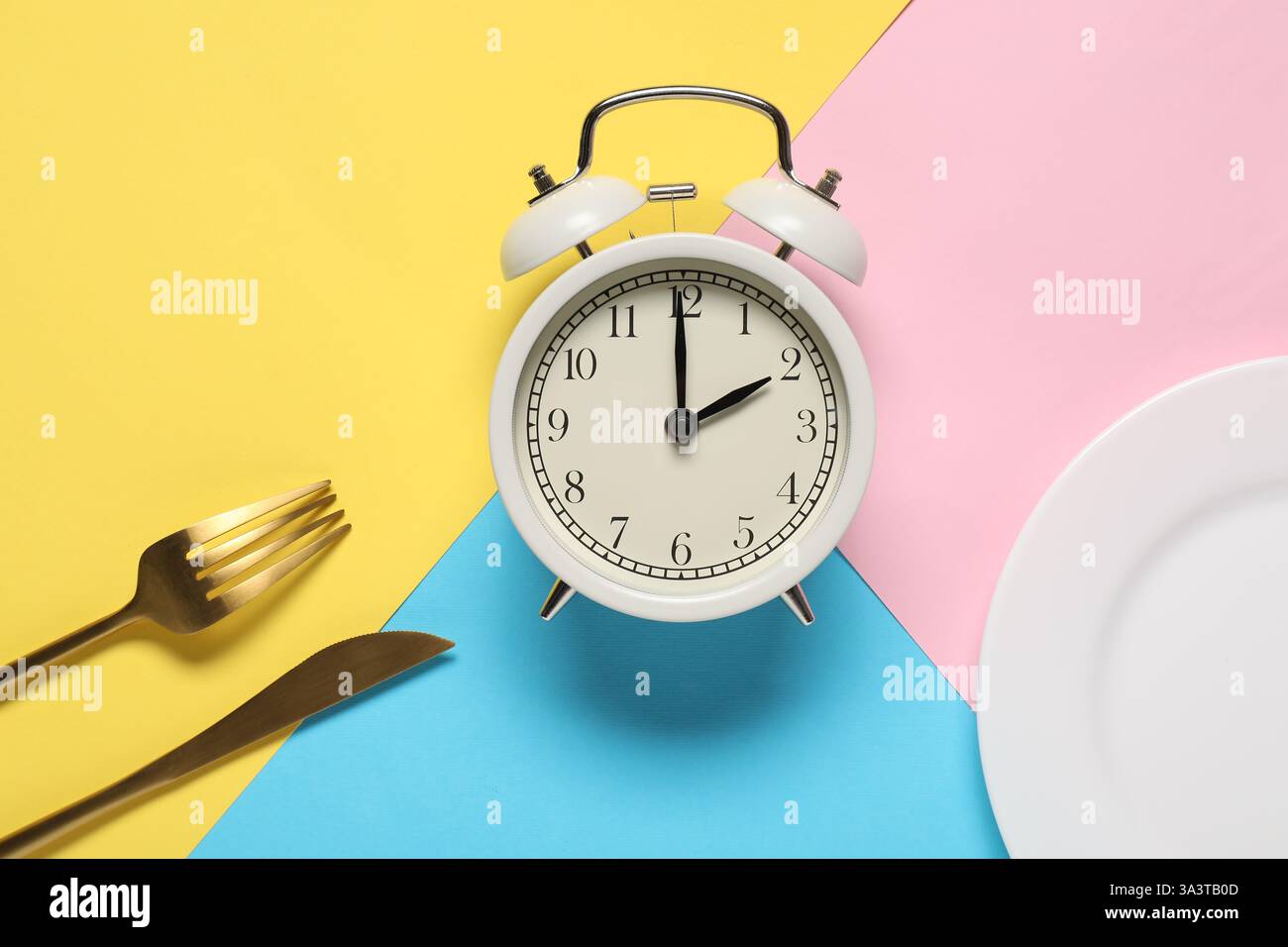 Time for meal. Alarm clock, plate and cutlery on color background, flat ...