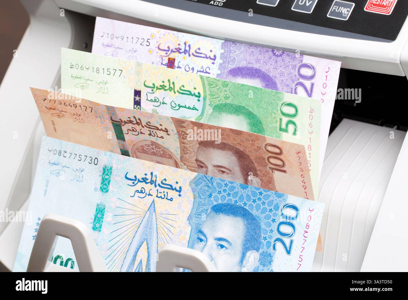 Moroccan money - dirham in the counting machine Stock Photo - Alamy