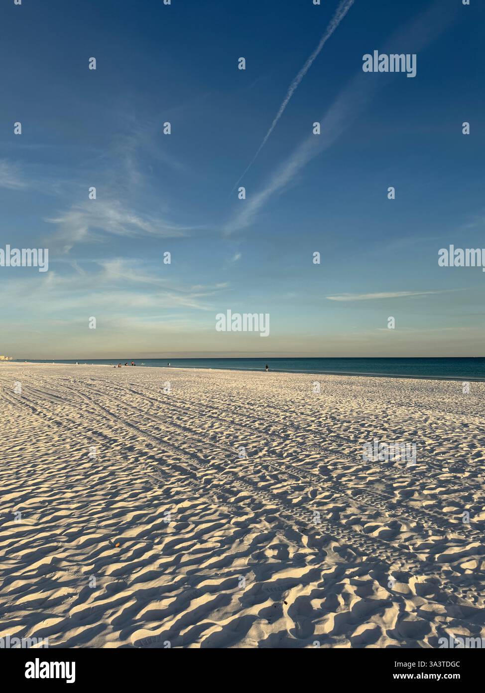 Destin, Florida white sand beach shoreline Stock Photo - Alamy