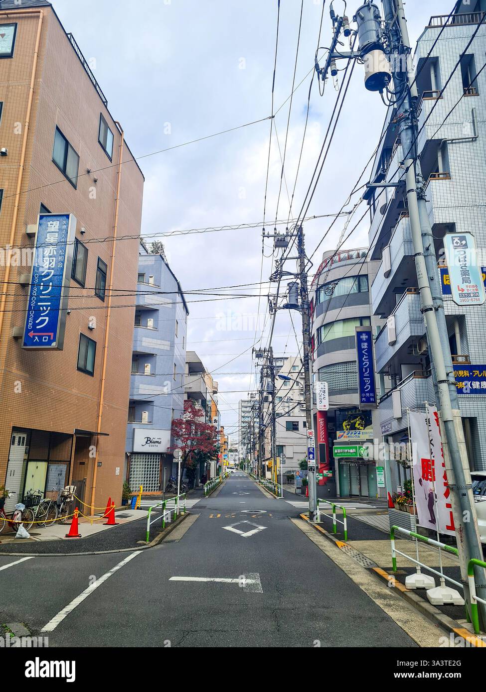 Typical Japanese city street in Tokyo in the early morning. This is in ...