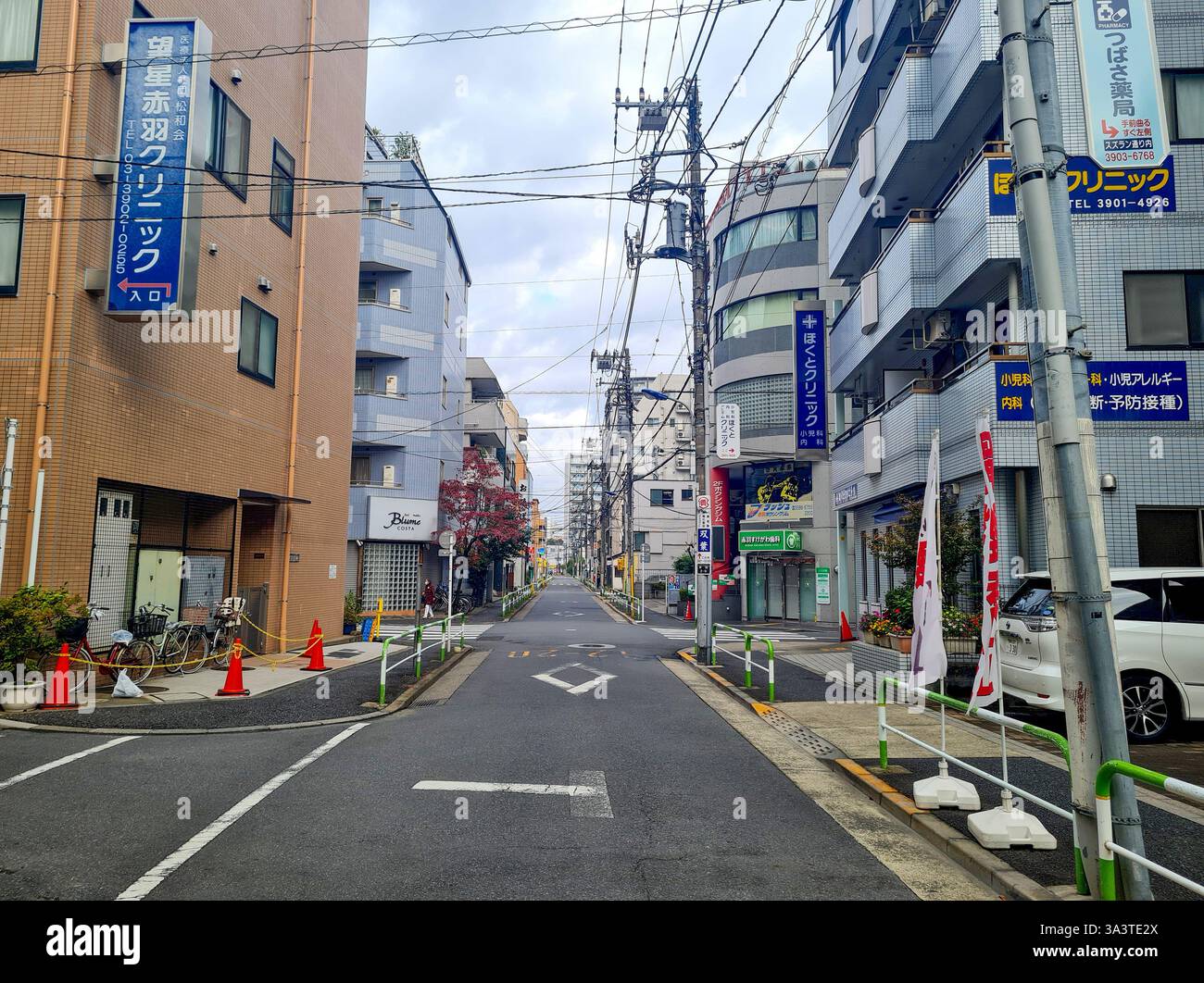 Typical Japanese city street in Tokyo in the early morning. This is in ...