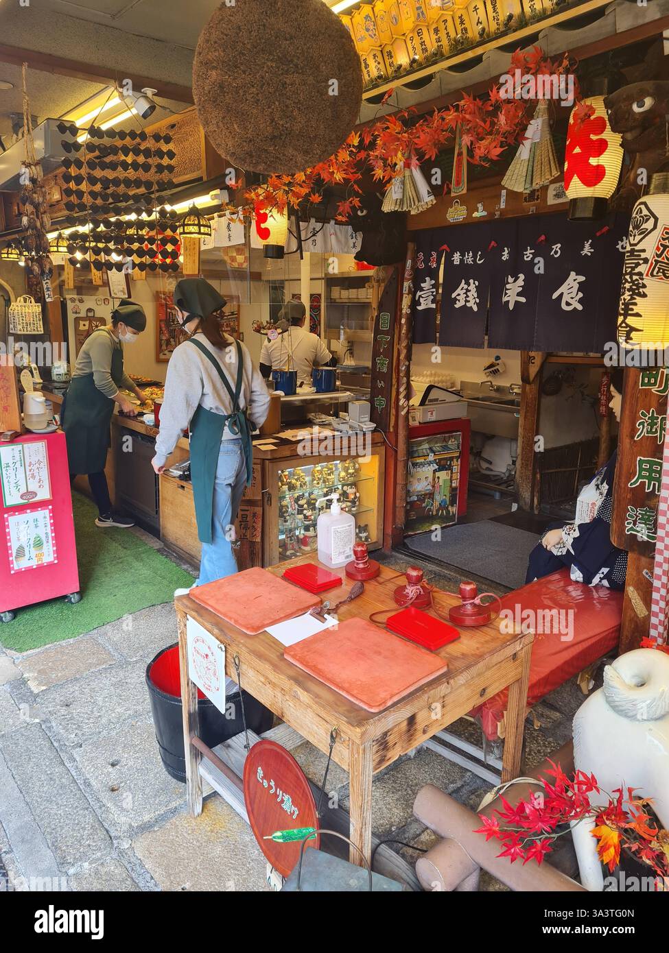 Okonomiyaki restaurant, Issen Yoshoku with statue of dog biting the ...