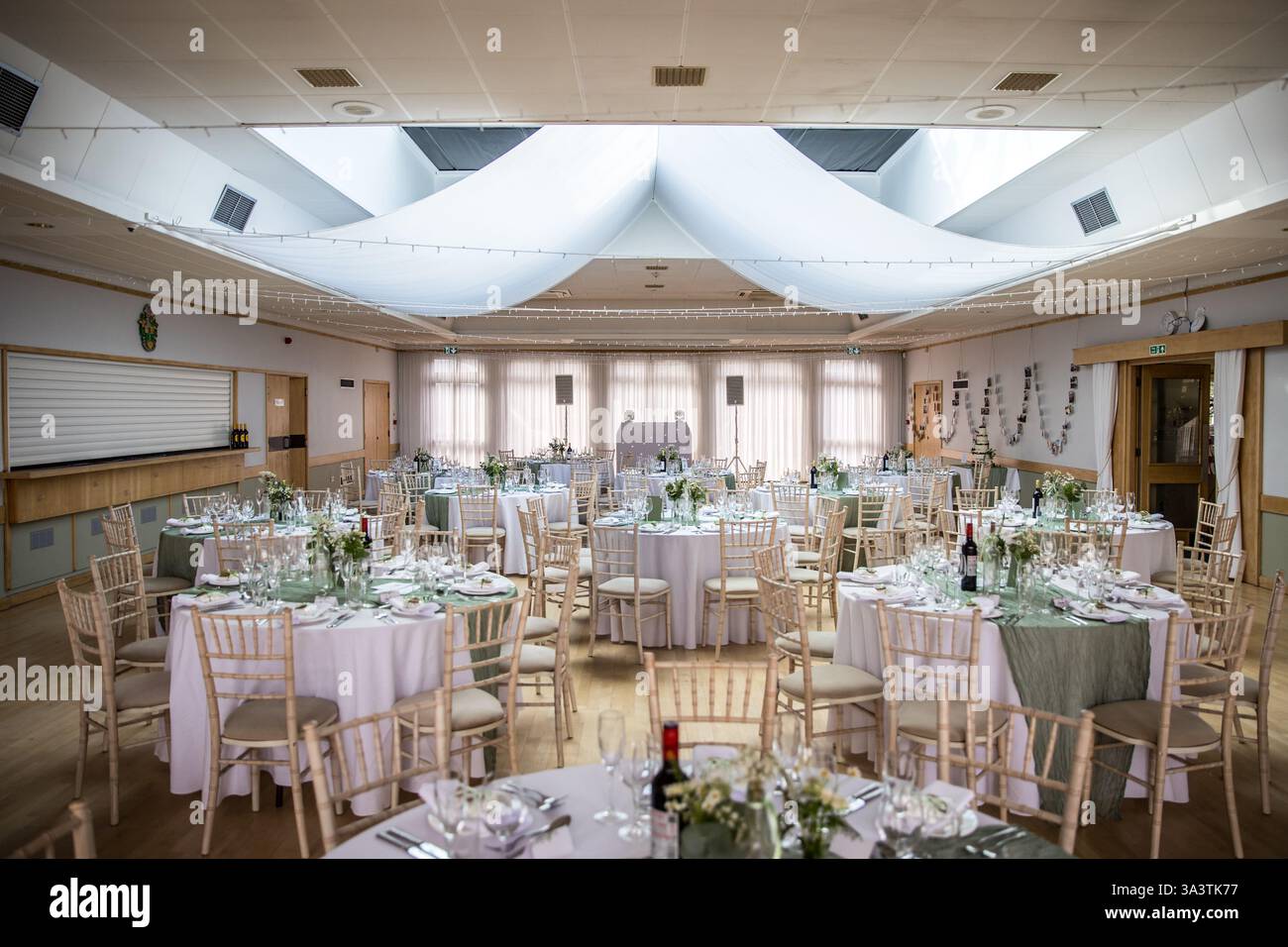 Wedding venue tables chairs hi-res stock photography and images - Alamy
