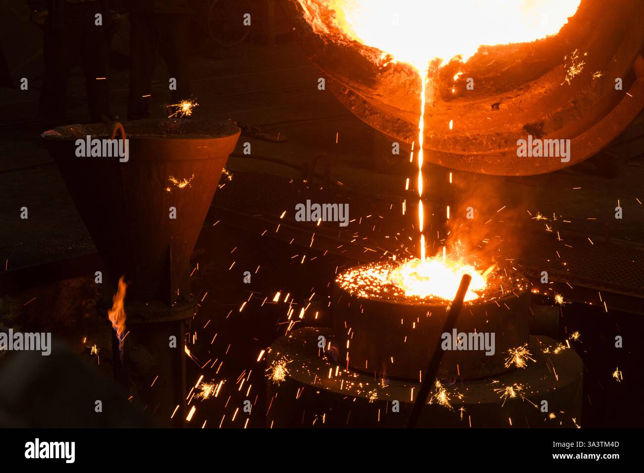 Liquid metal mould hi-res stock photography and images - Alamy