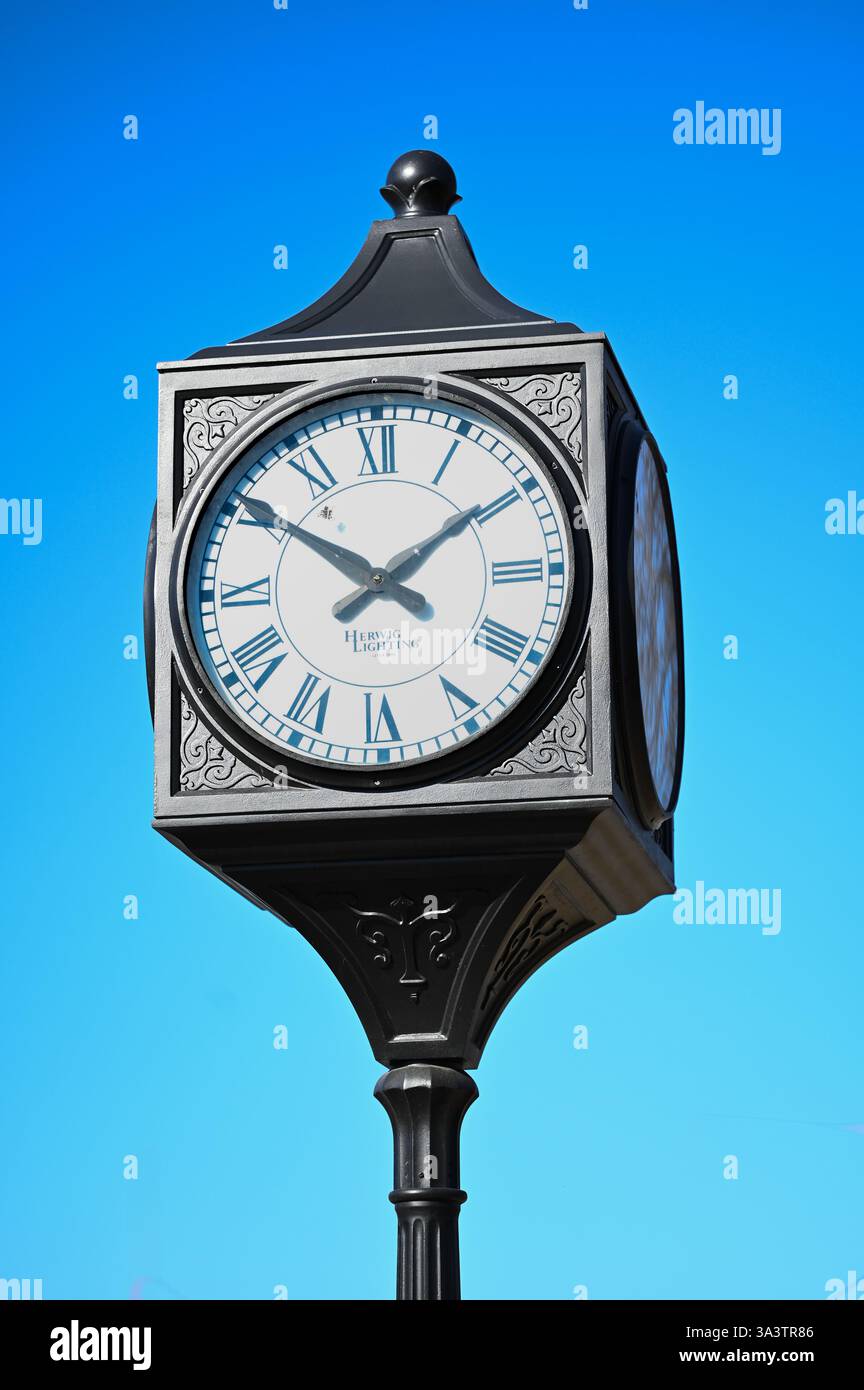 Public clock city square hi-res stock photography and images - Alamy