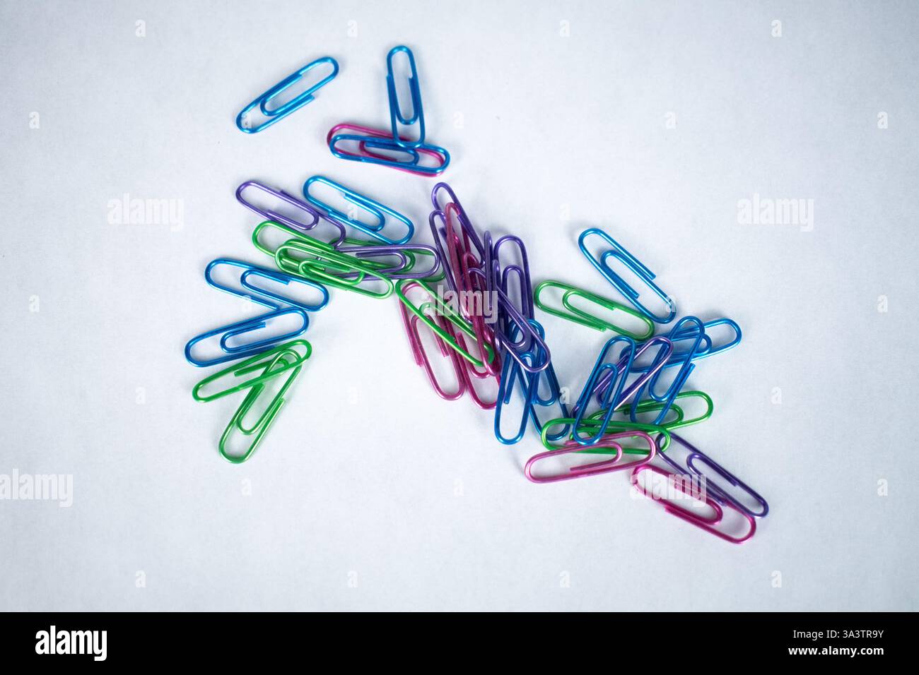 Pile of multi-colored metal paper clips Stock Photo - Alamy