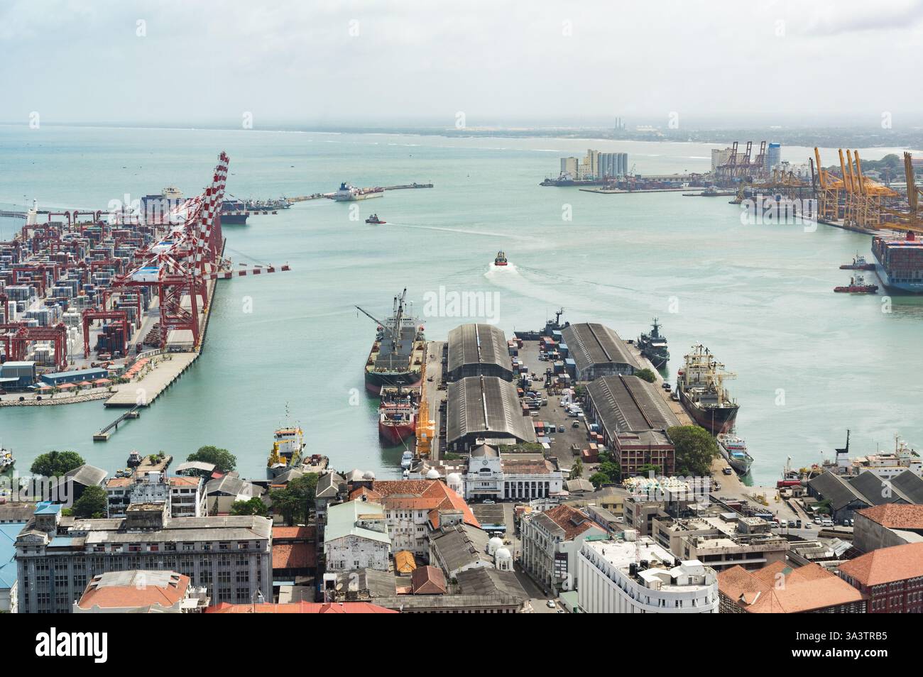 Colombo port ships hi-res stock photography and images - Alamy