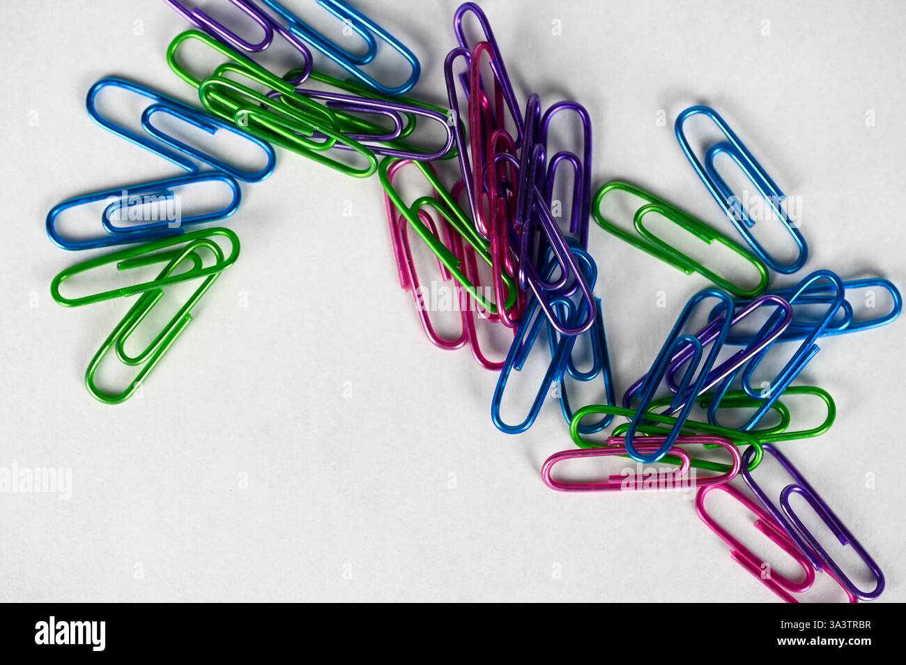 Pile of multi-colored metal paper clips Stock Photo - Alamy