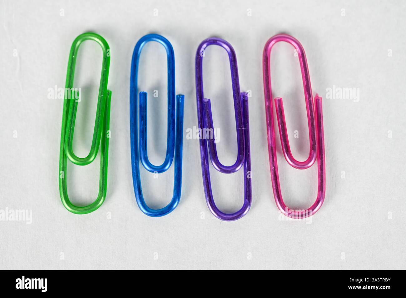 Pile of multi-colored metal paper clips Stock Photo - Alamy