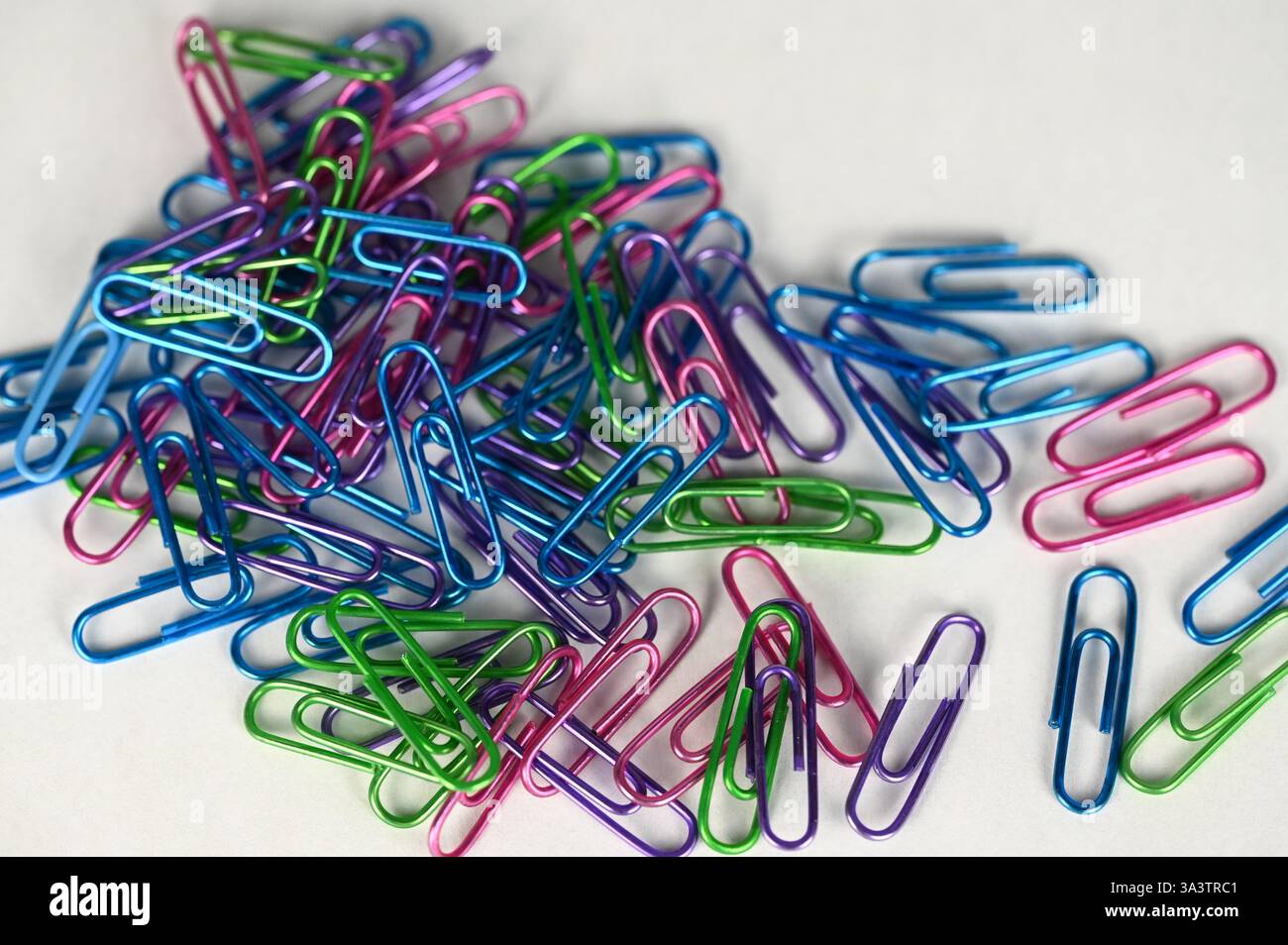 Pile of multi-colored metal paper clips Stock Photo - Alamy