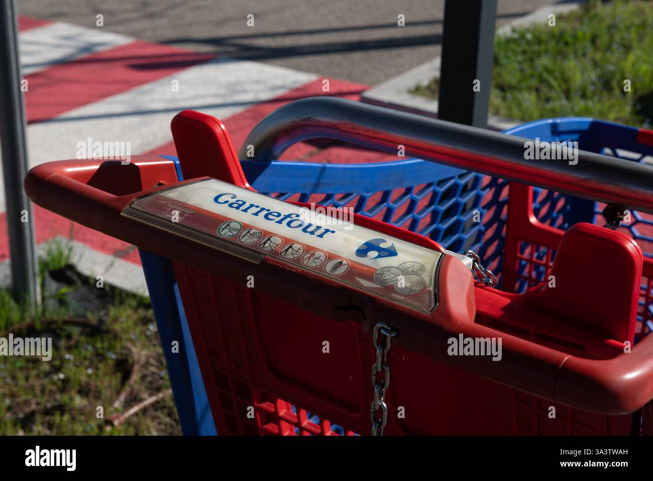The Carrefour supermarket symbol and the shopping cart are a common ...
