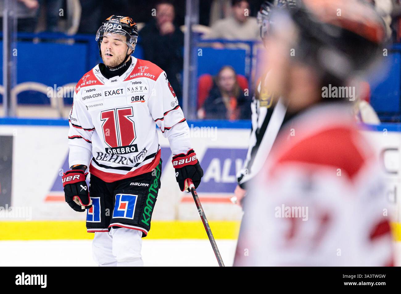 250317 Örebros Ruben Rafkin deppar när han blir utvisad under ...