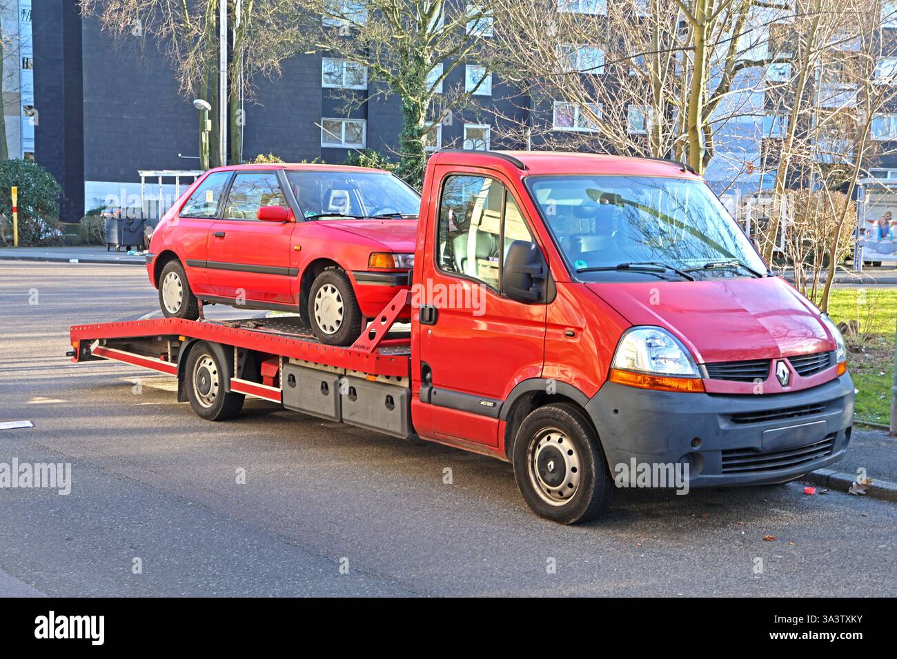 Defekte Fahrzeuge auf der Straße Ein defektes Fahrzeug wird von einem ...