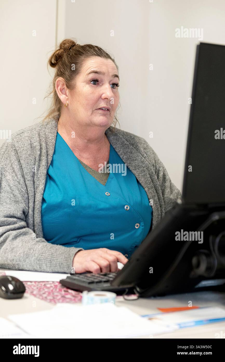 Female administrative work hi-res stock photography and images - Alamy